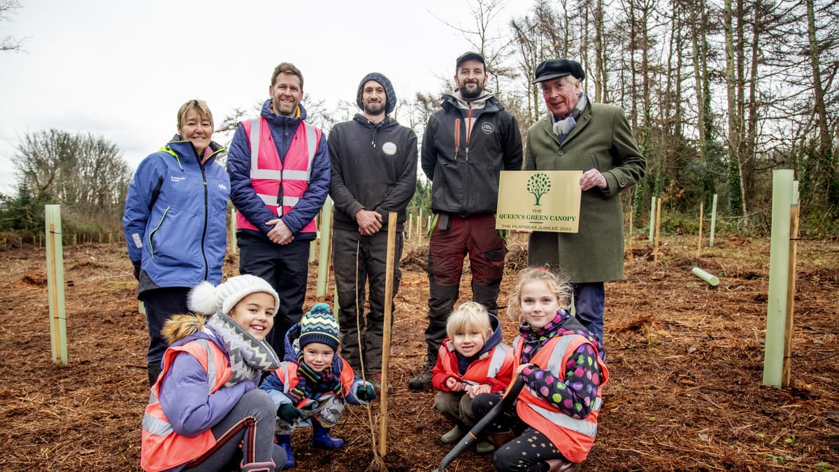 Cornish children help plant trees for the Queen’s Green Canopy ... Cornish children help plant trees for the Queen’s Green Canopy ...