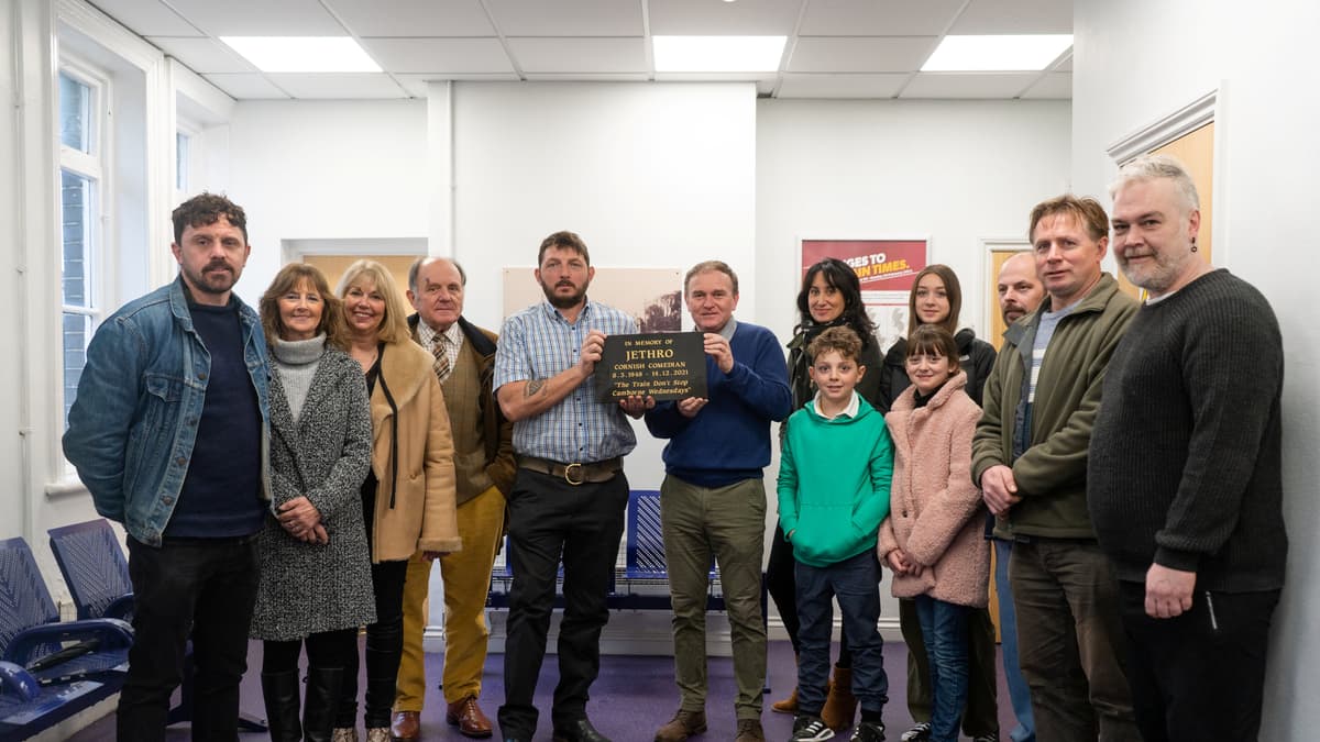Plaque to remember popular Cornish comedian Jethro unveiled at Camborne ...