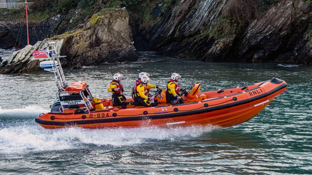 Two people cut off by tide rescued by Looe RNLI | voicenewspapers.co.uk