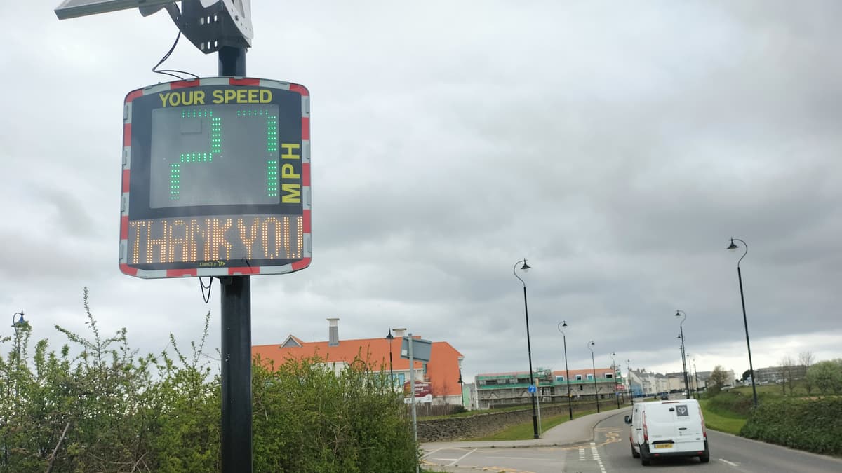 Data from speed awareness signs show 97 per cent of drivers are ...
