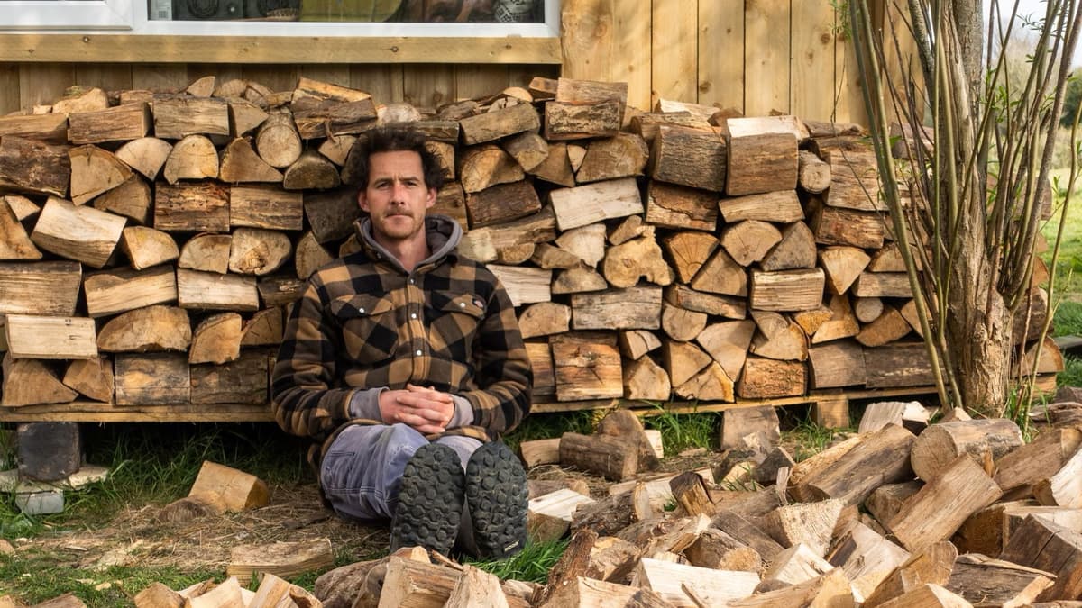 Man spends £10k transforming static caravan into log cabin in just four ...