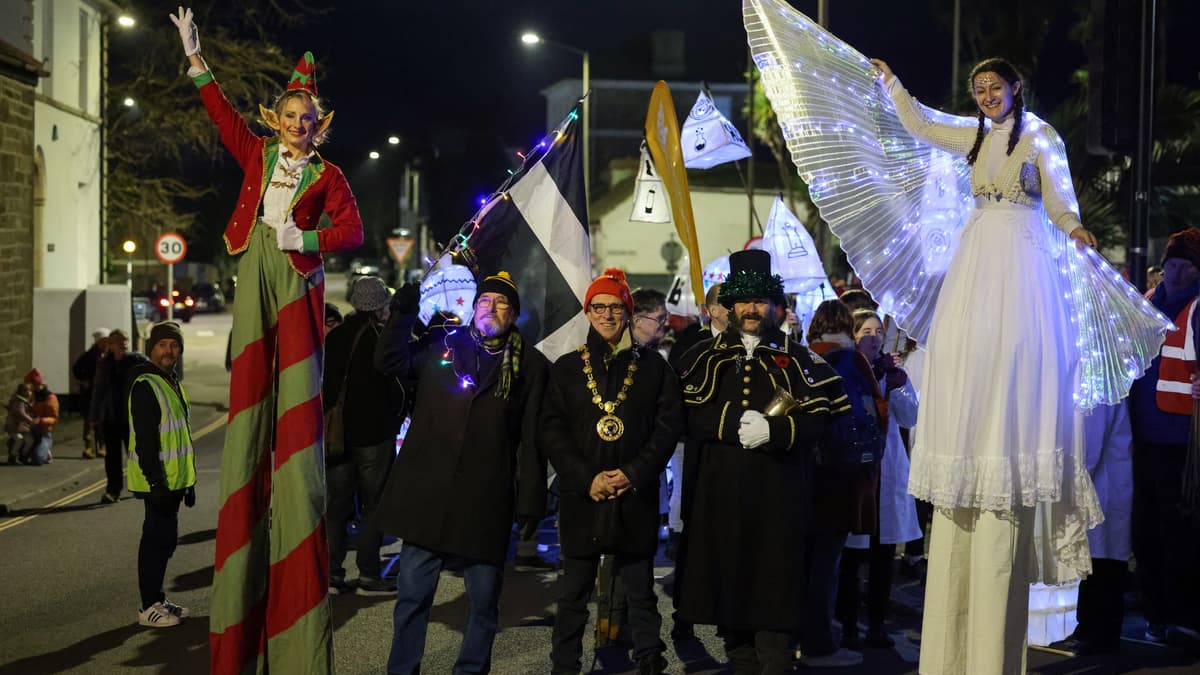 Hundreds sing Happy Birthday to statue at Humphry Davy Lantern Parade ...