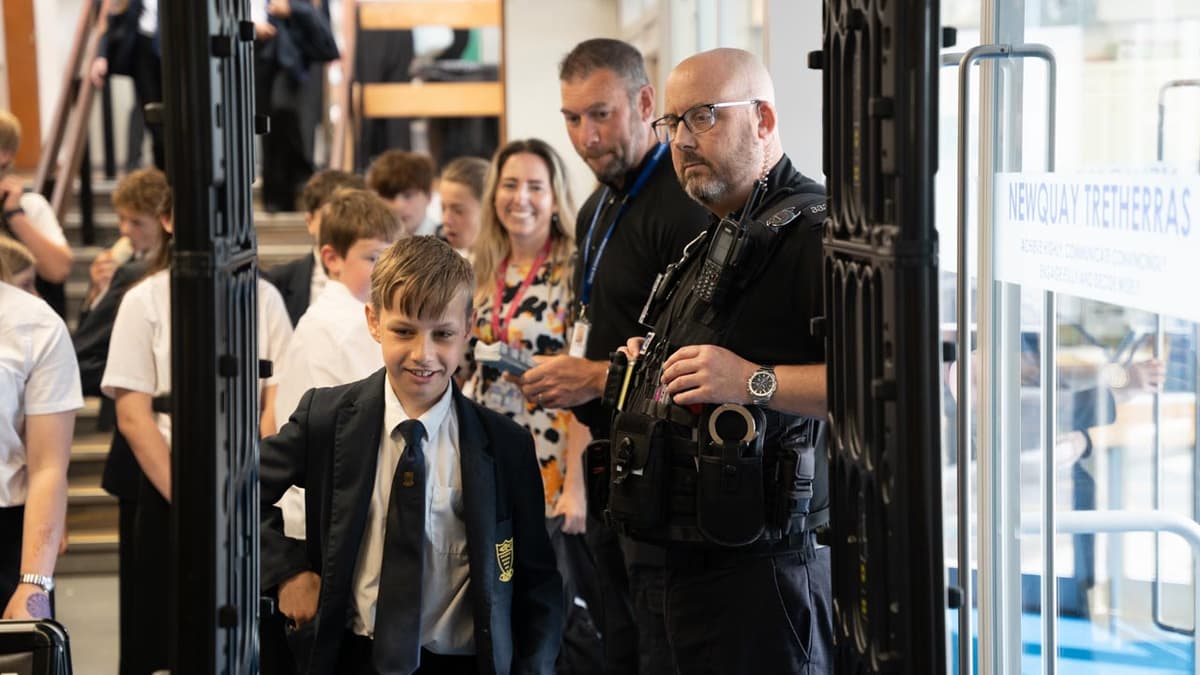 Police visit school with knife arch to educate students ...
