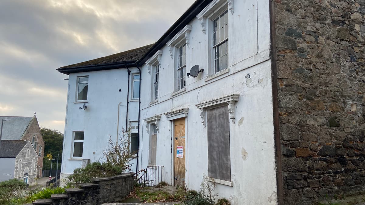 Decision to buy old pub was "stupid" says senior councillor ...